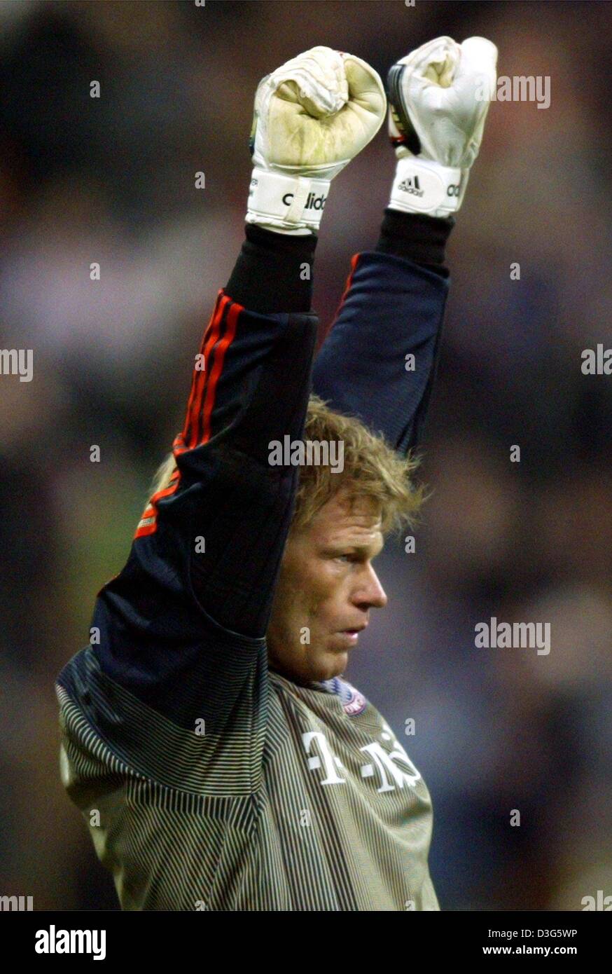 (dpa) - Bayern Munich's goalkeeper Oliver Kahn raises his arms in ...