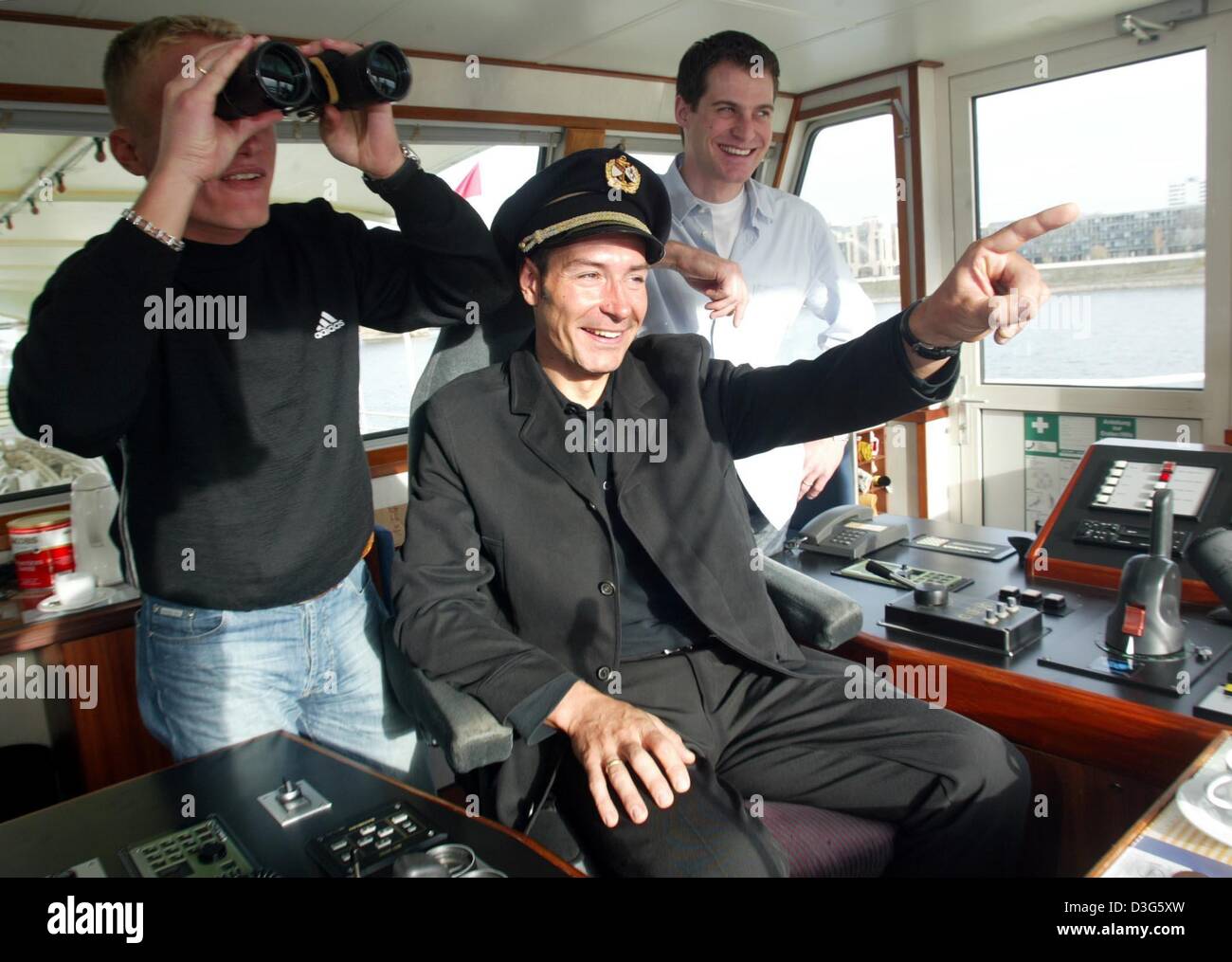 (dpa) - The German cycling pros Erik Zabel (C), Tobias Steinhauser (R ...