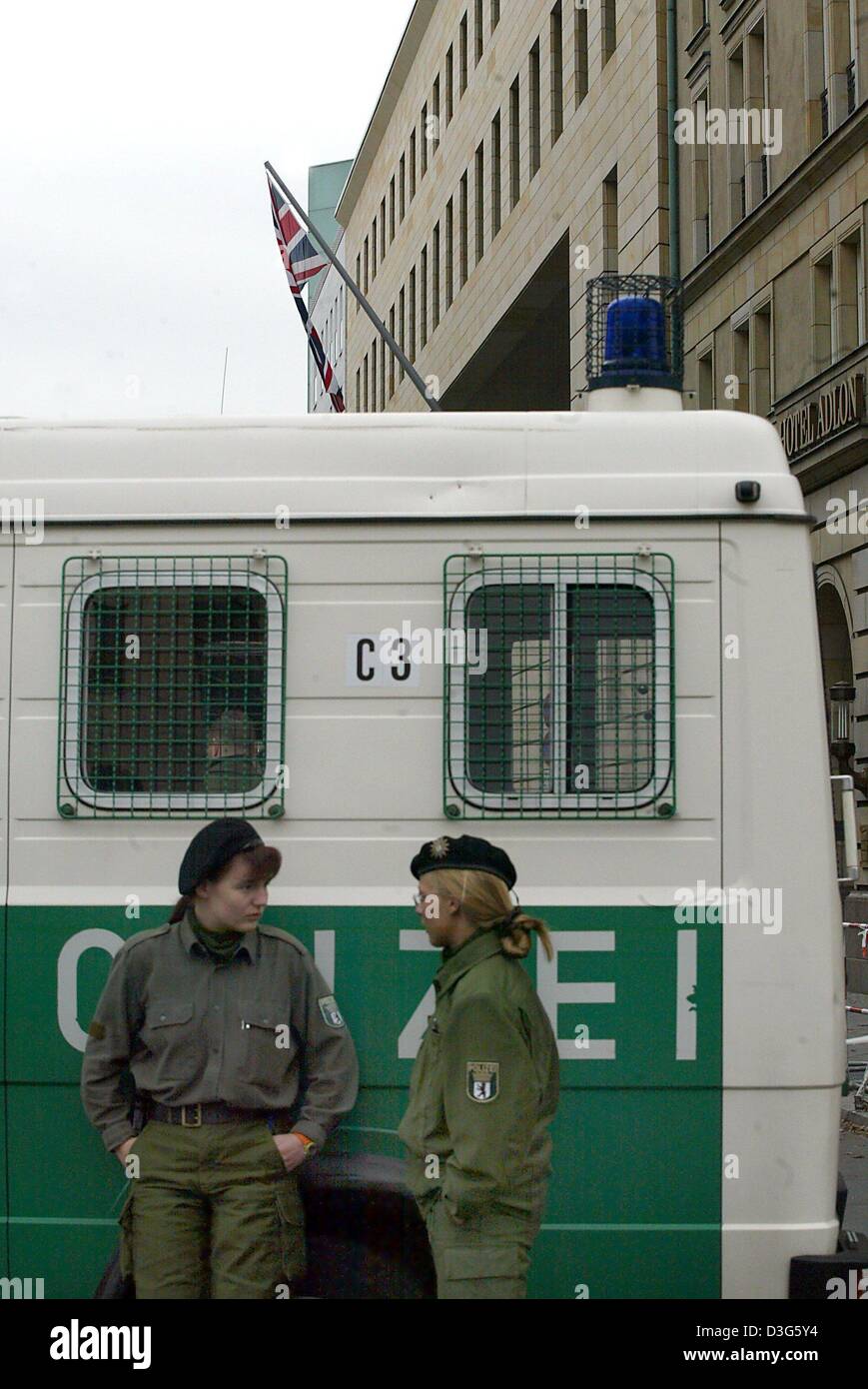 (dpa) - Two police officers stand guard at the British embassy in ...