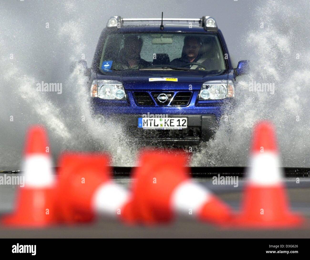 (dpa) - An all-terrain vehicle splashes water on an aquaplaning test ...
