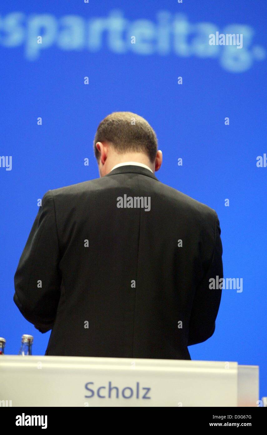 Politics pol parties standing back seat spd conference convention ...