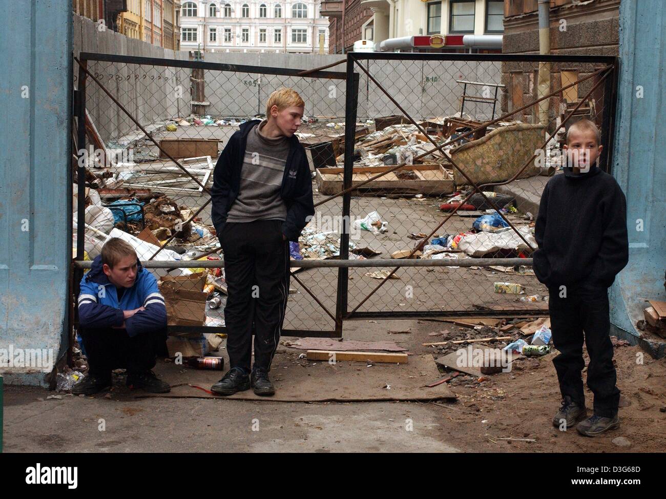 (dpa) - A group of three street children stand lethargic in a driveway ...