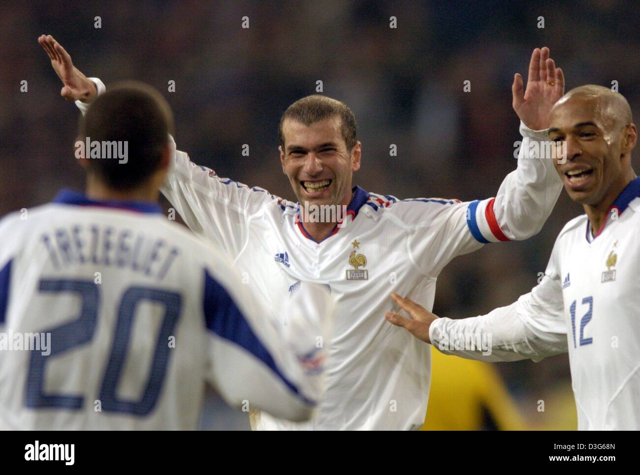(dpa) - French midfielder star and team captain Zinedine Zidane (C) and ...