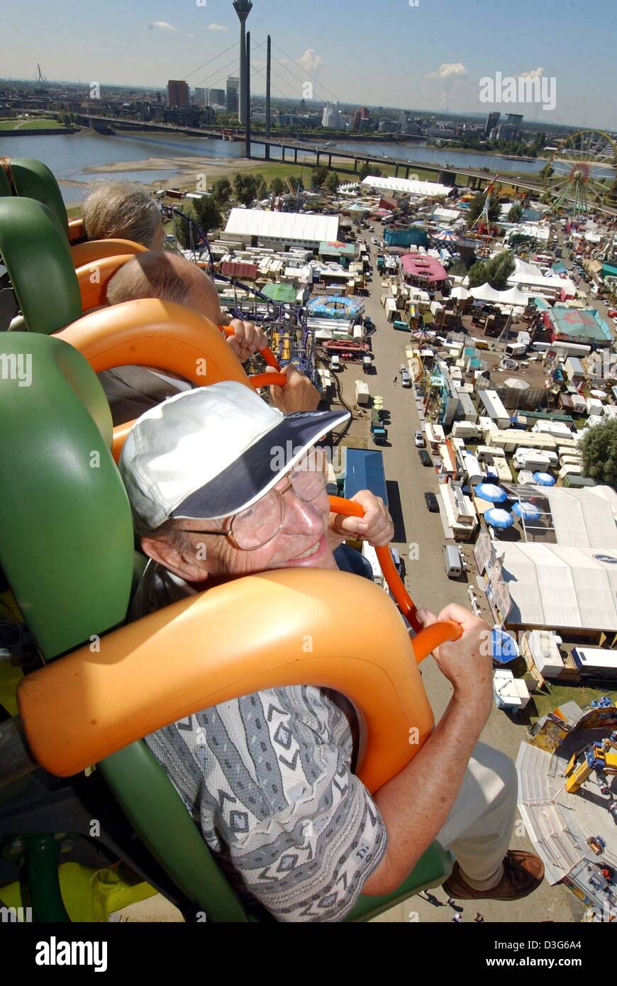 (dpa) - A brave senior citizen dares to take a ride down the 70 m high ...
