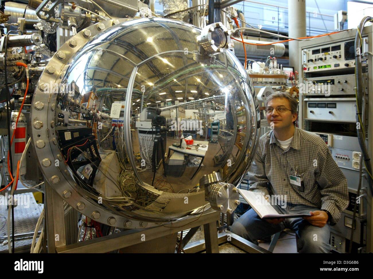 (dpa) - A scientist works in the laboratory of the 'Berlin electron ...