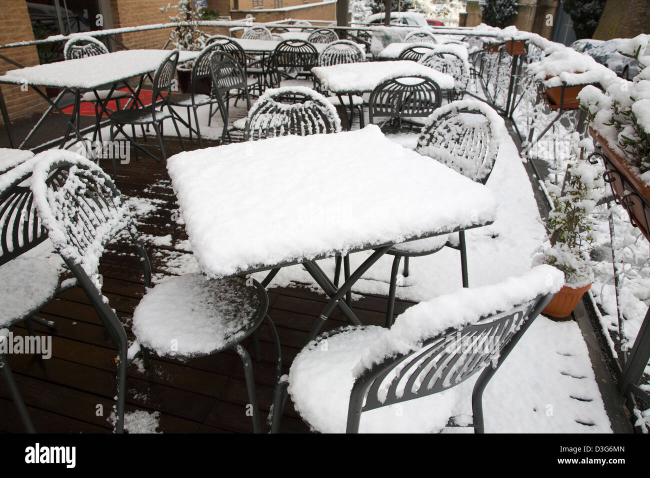 Covered tables hi-res stock photography and images - Alamy