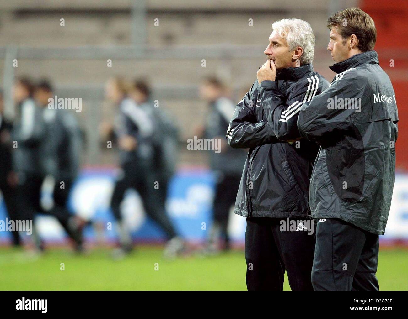 (dpa) - Rudi Voeller (L), team leader of the German national soccer ...