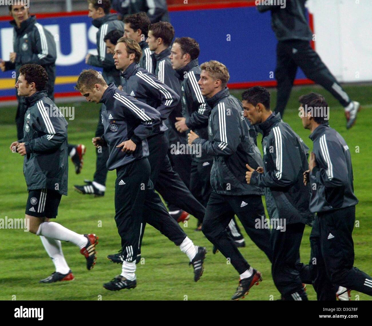 (dpa) - The players of the German national soccer team run across the ...