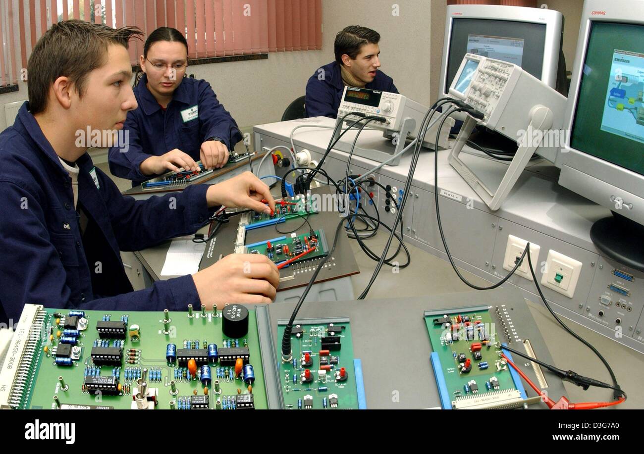 (dpa) - Electronic engineering apprentices in their first year practise ...