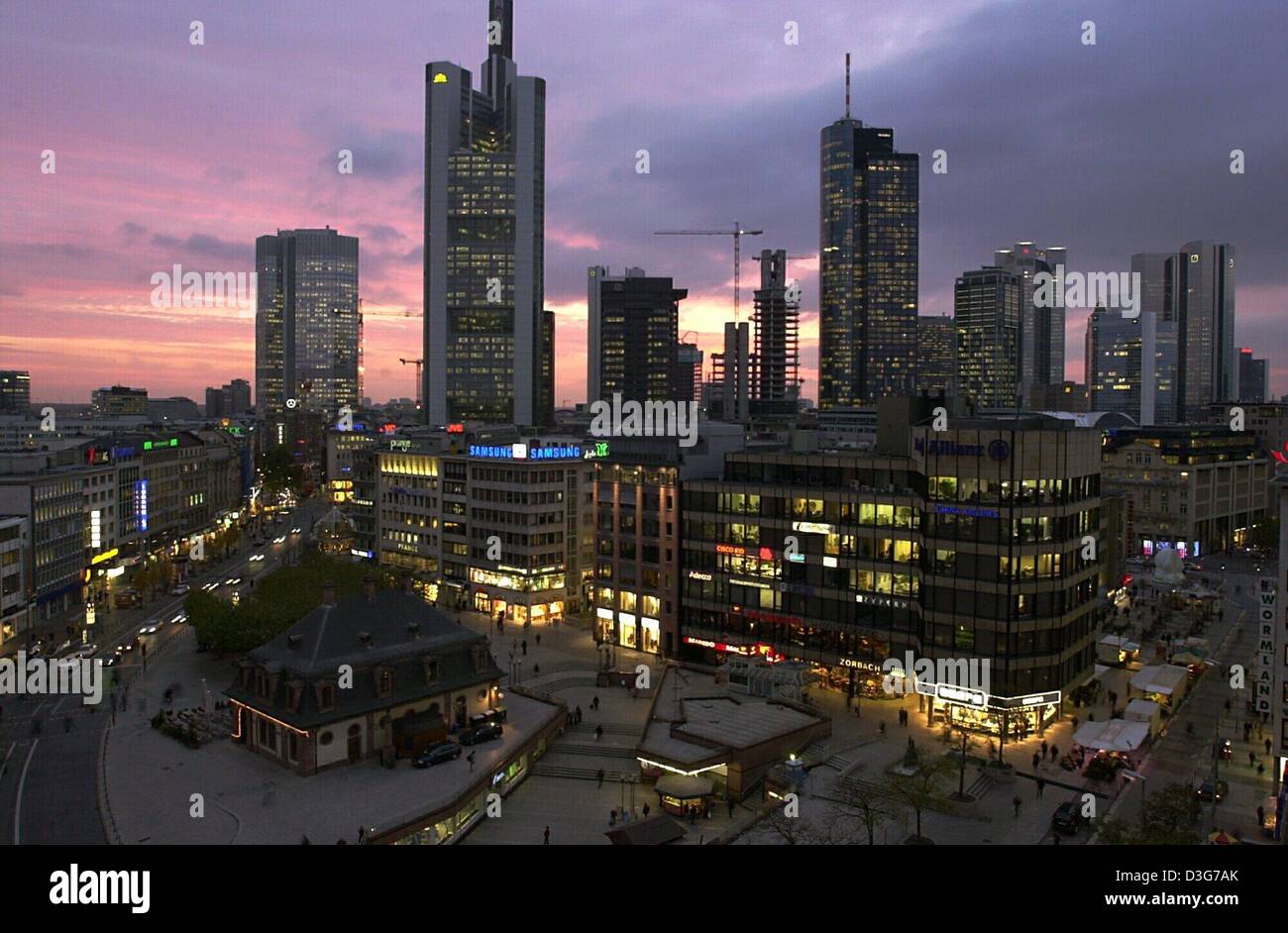(dpa) - The skyline of Frankfurt is seen against the pink sunset, 7 ...
