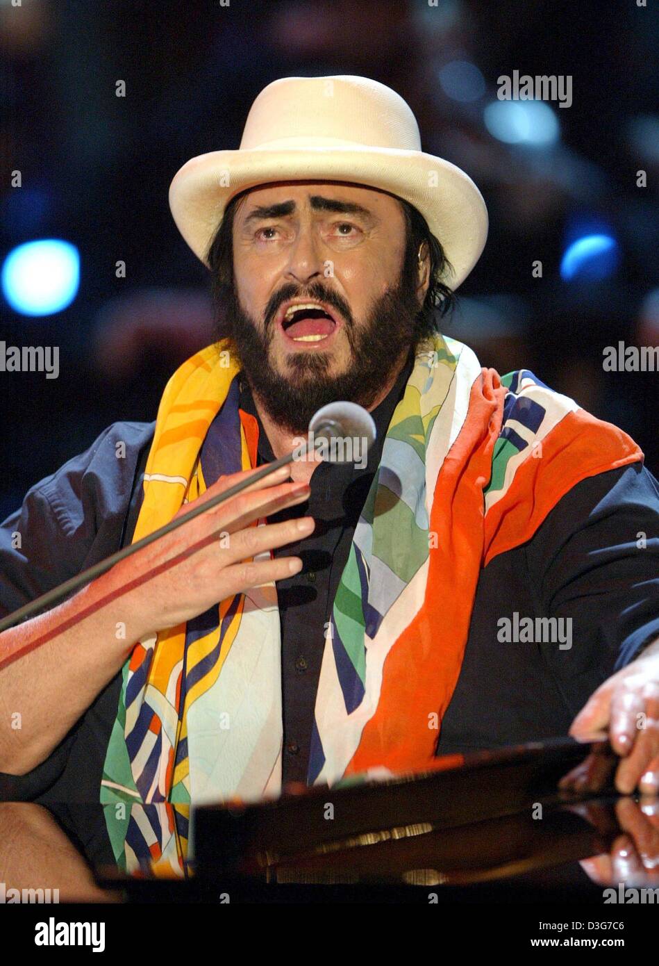 Pavarotti singing hi-res stock photography and images - Alamy