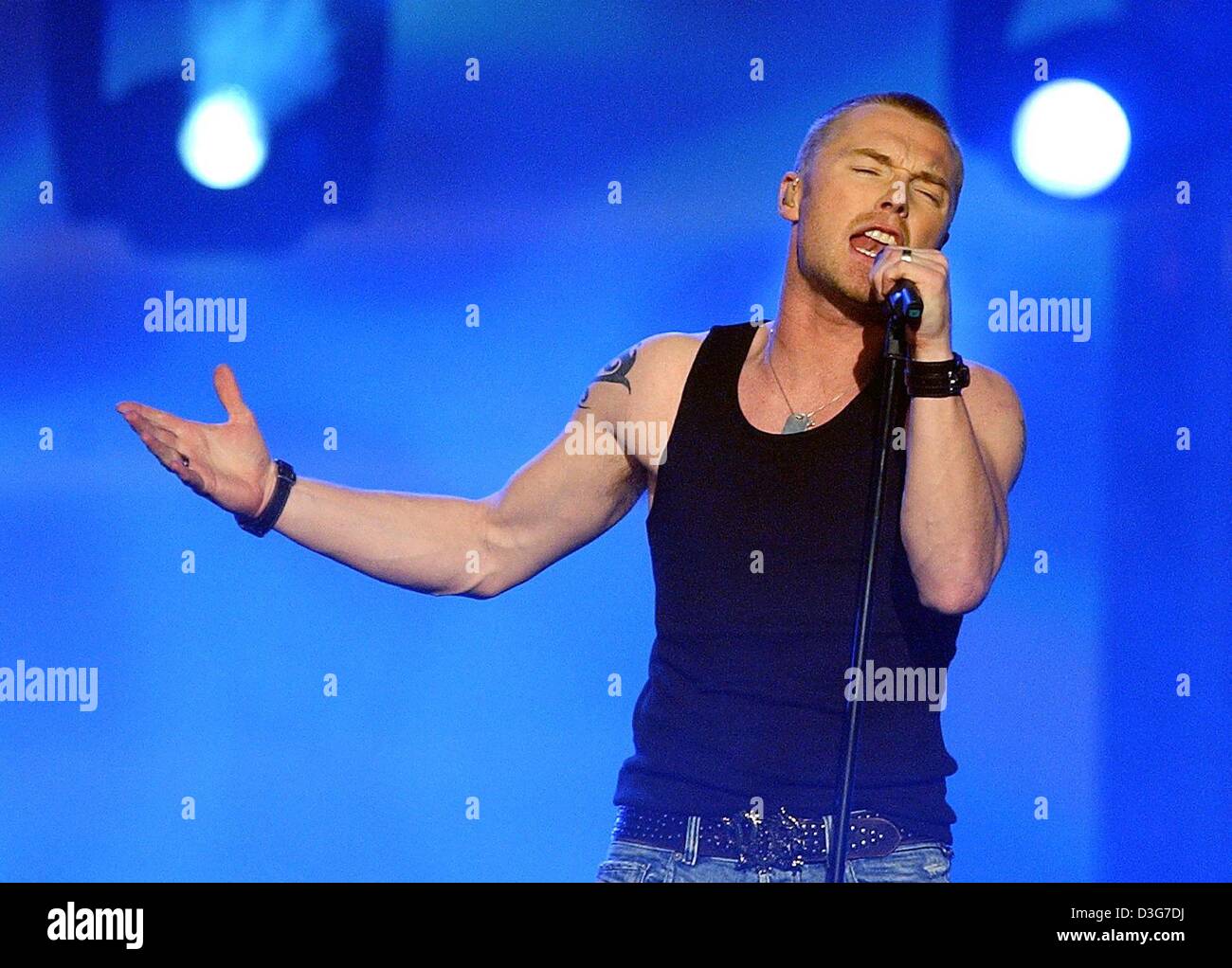 (dpa) - Irish pop singer Ronan Keating performs during the ARD ...