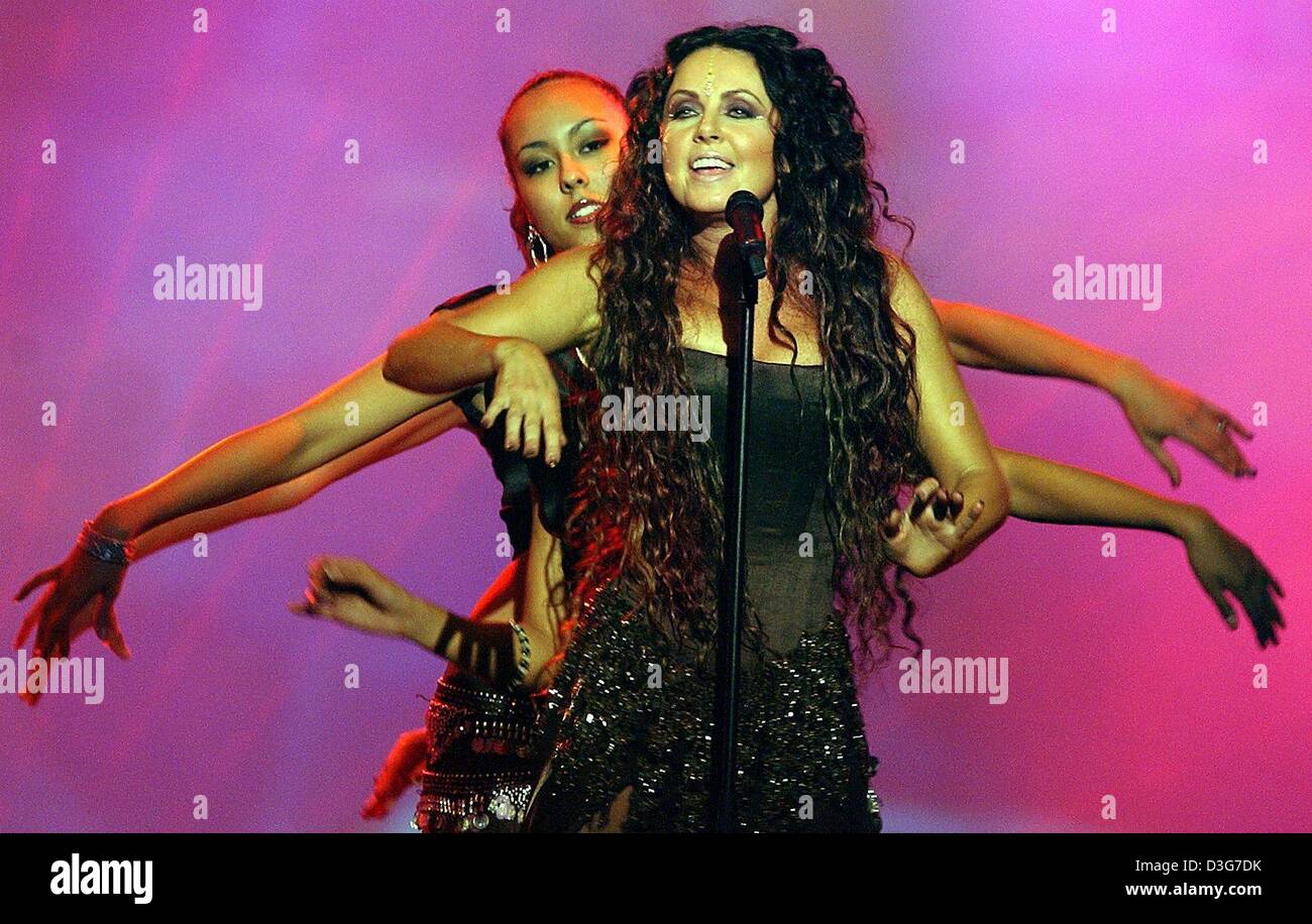 (dpa) - British singer Sarah Brightman performs on stage with dancers ...