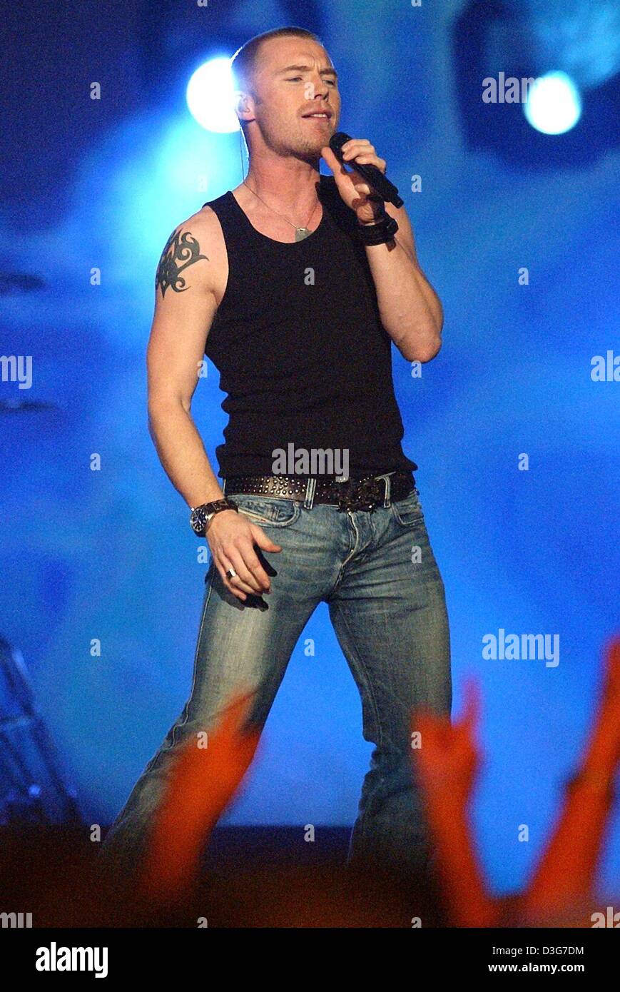 (dpa) - Irish pop singer Ronan Keating performs during the ARD ...