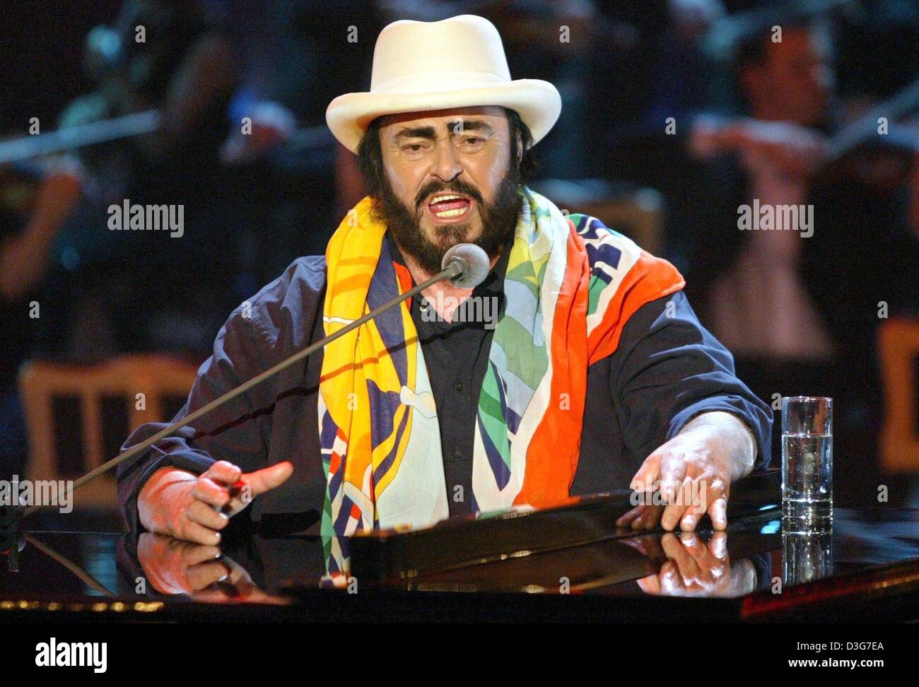 Pavarotti singing hi-res stock photography and images - Alamy