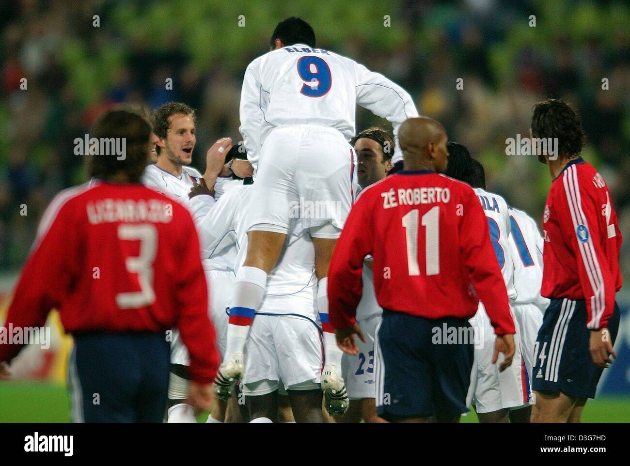 (dpa) - Lyon's players and their Brazilian forward Giovane Elber cheer ...