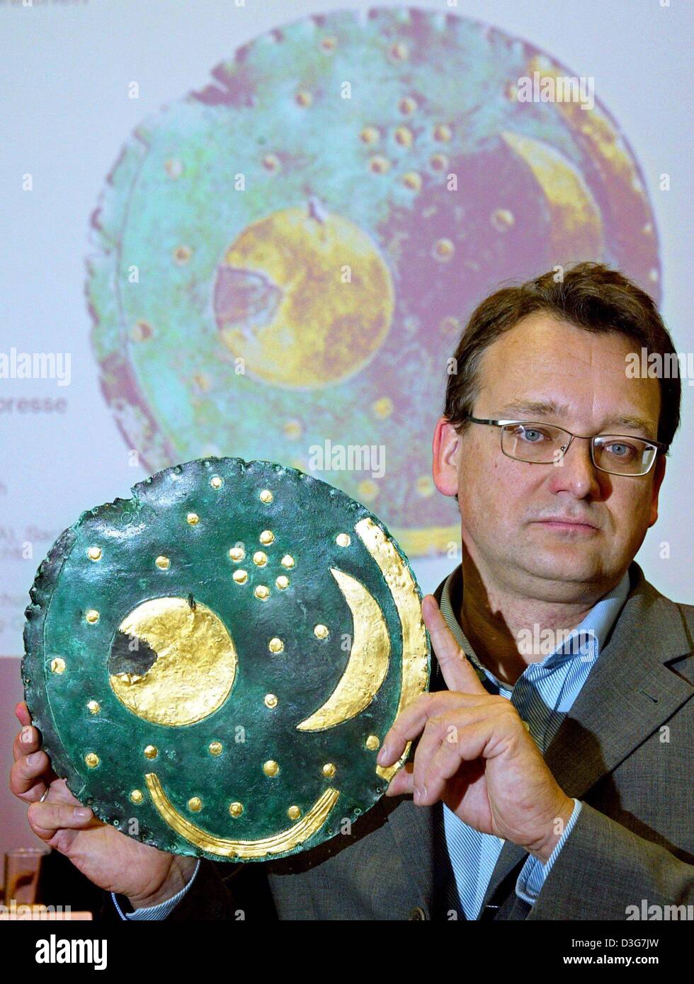 (dpa) - German archaeologist Harald Meller presents a replica of the ...