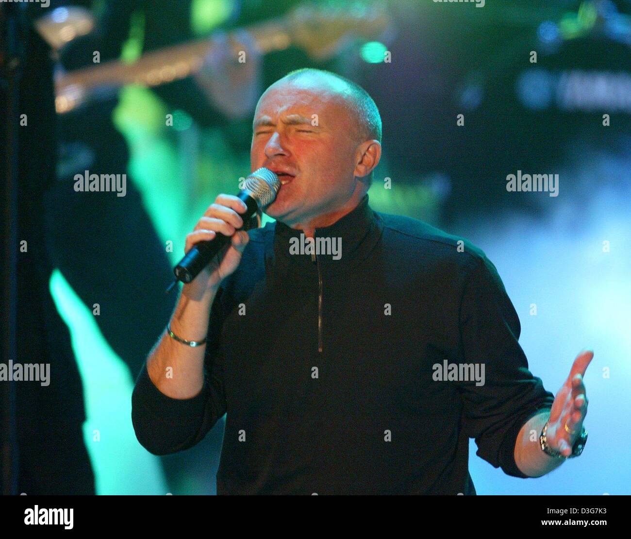 (dpa) - British pop star Phil Collins performs during the recording of ...