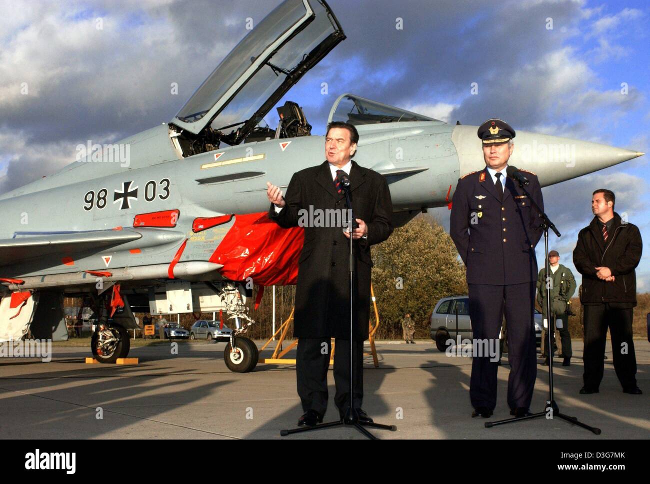 (dpa) - German Chancellor Gerhard Schroeder (L) and Lieutenant General ...