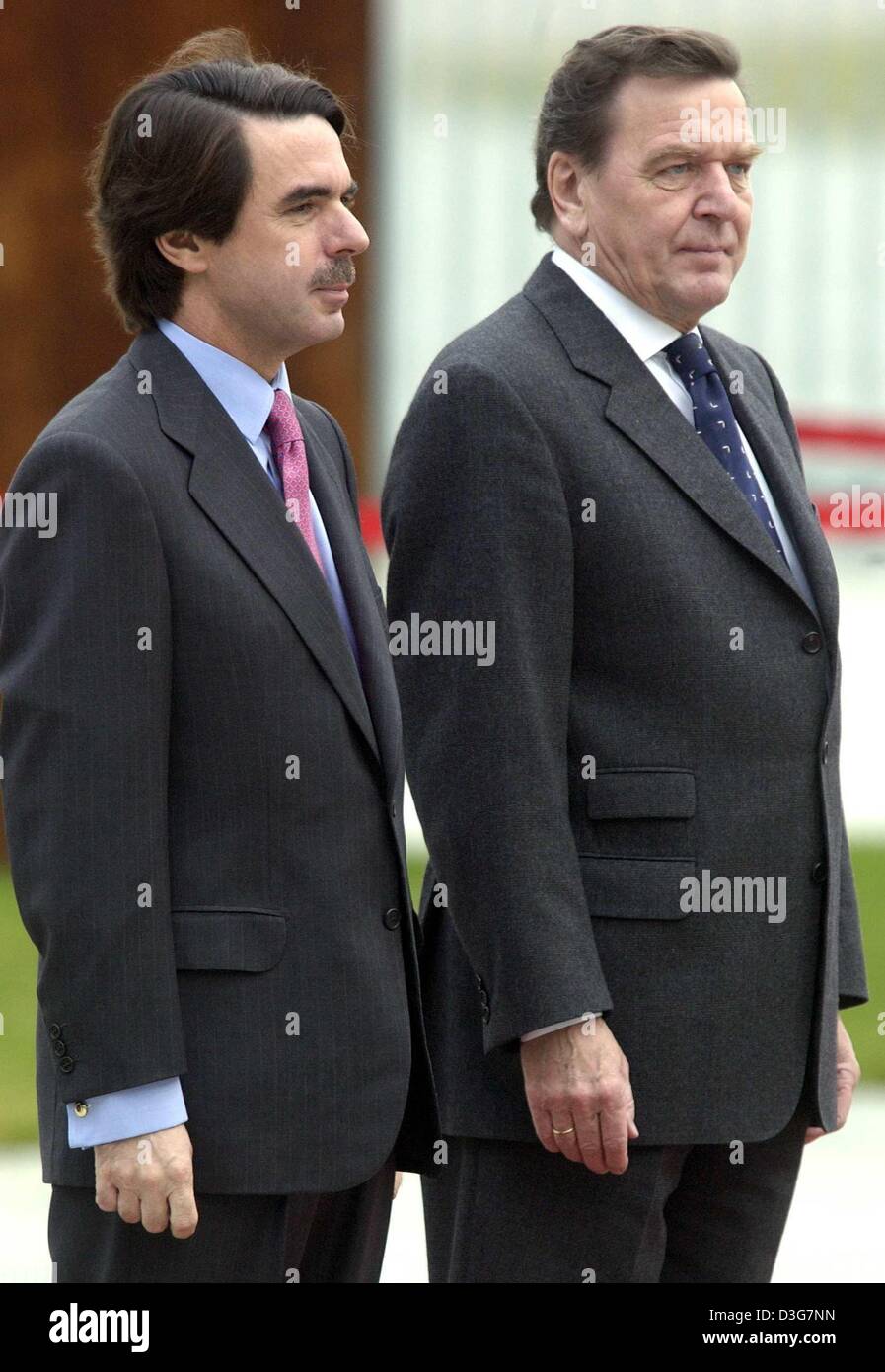 (dpa) - German Chancellor Gerhard Schroeder (R) welcomes Spanish Prime ...