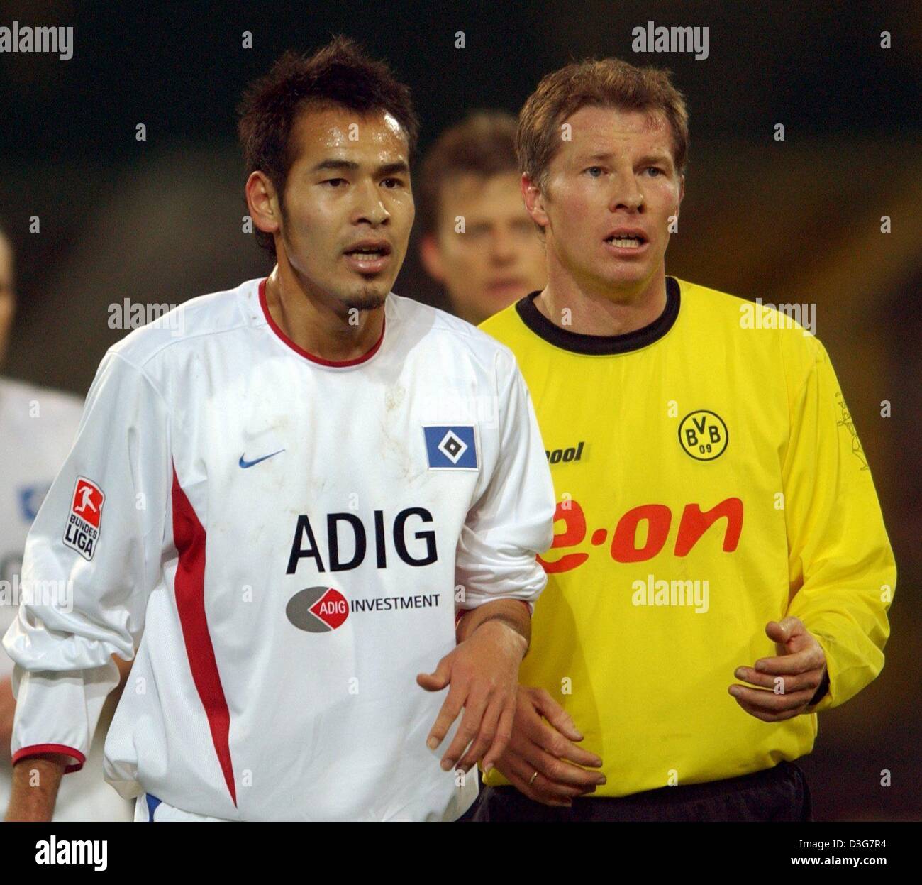 (dpa) - Dortmund's defender Stefan Reuter (R) and Hamburg's Japanese ...