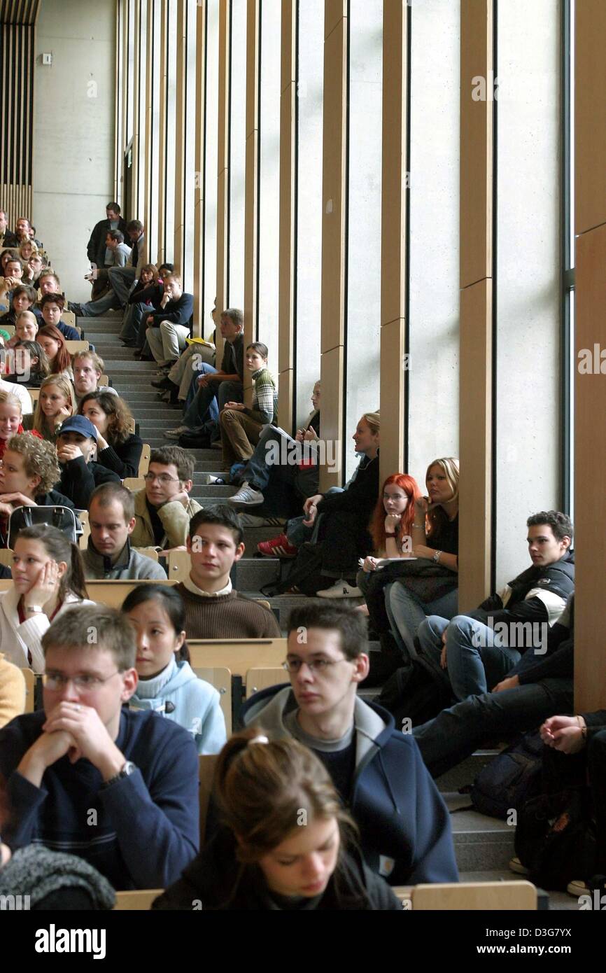 (dpa) - Students are sitting on the stairs of the crowded Audimax ...