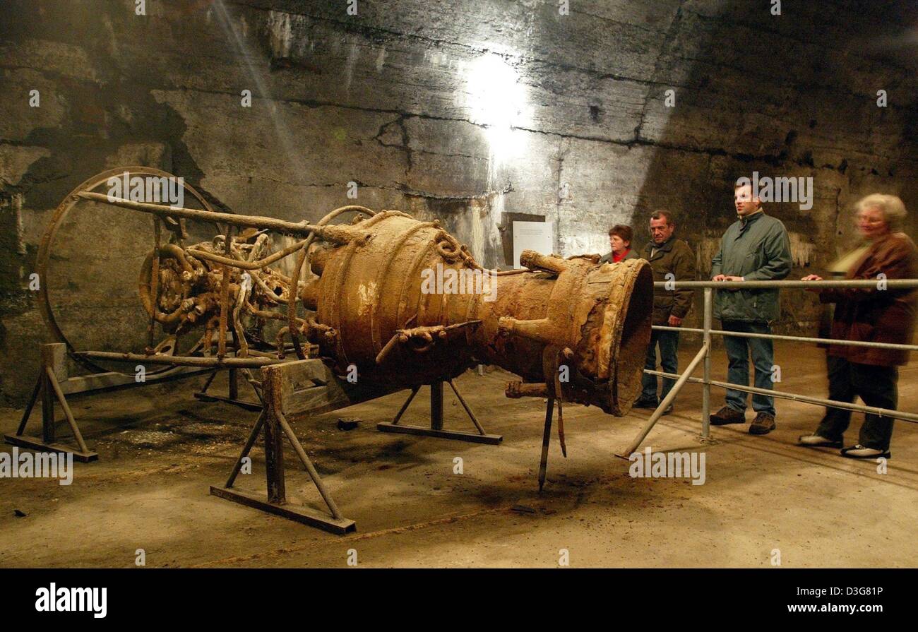 (dpa) - People look at the remains of a power unit of a so-called V2 ...