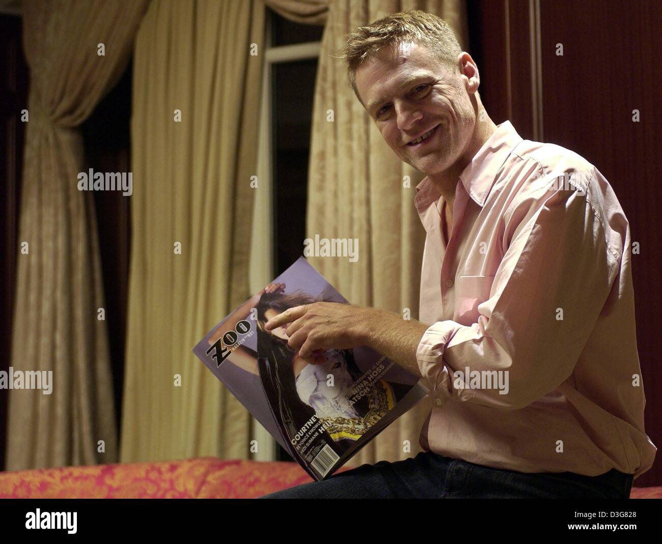 (dpa) - US rock musician and hobby photographer Bryan Adams smiles as ...