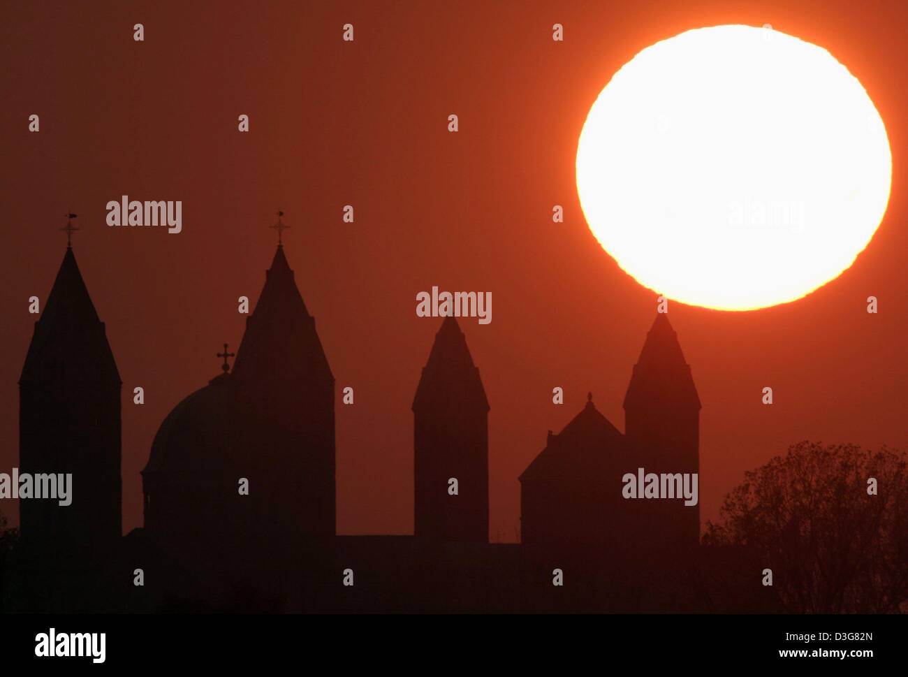 (dpa) - The silhouettes of the towers of the Kaiserdom (emperor's ...
