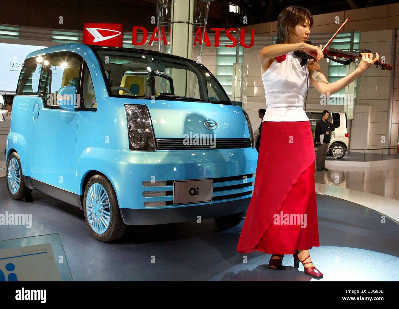 (dpa) - A violinist plays in front of a study in design by Daihatsu, at ...