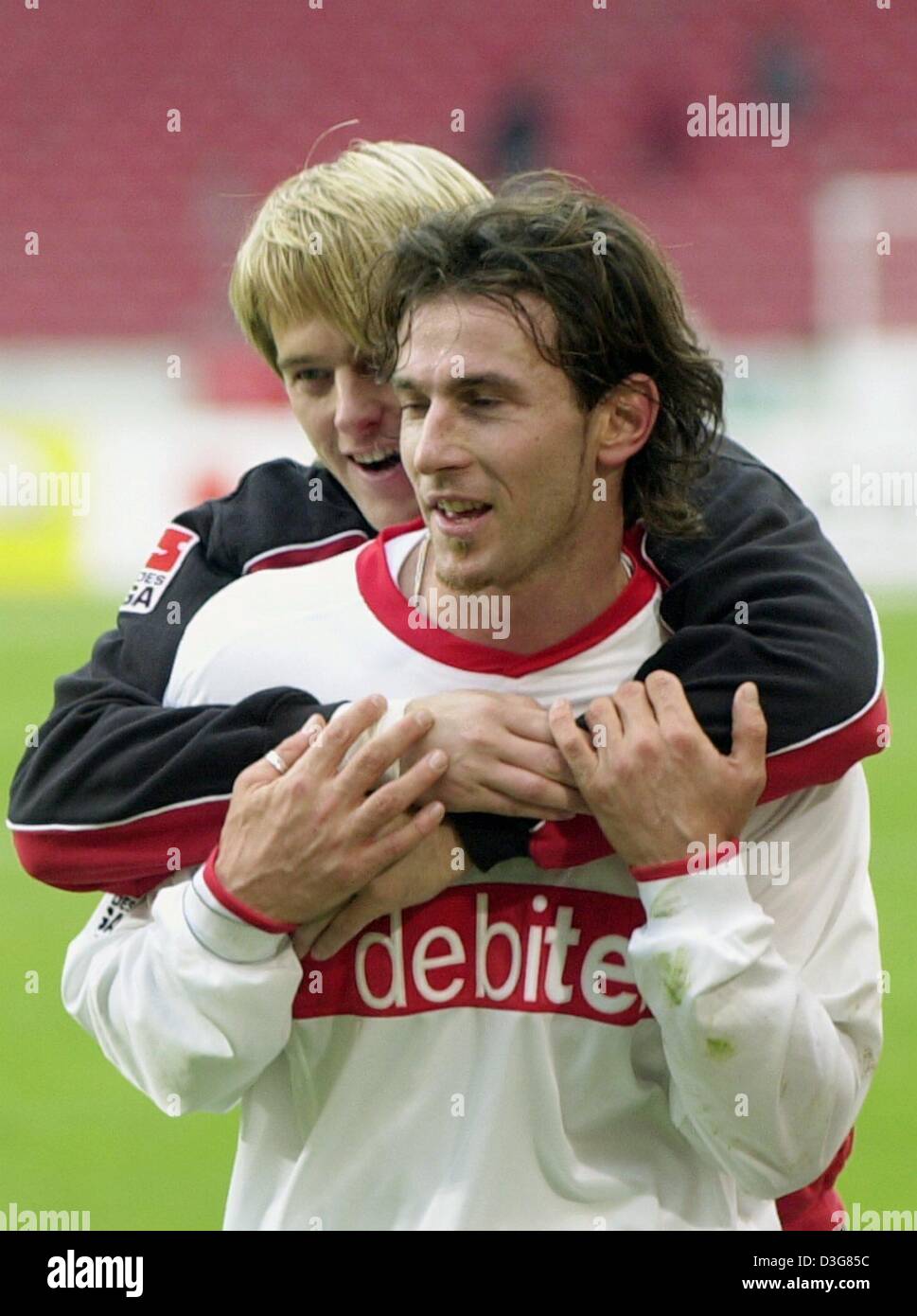 (dpa) - Stuttgart's goalkeeper Timo Hildebrand (back) congratulates ...