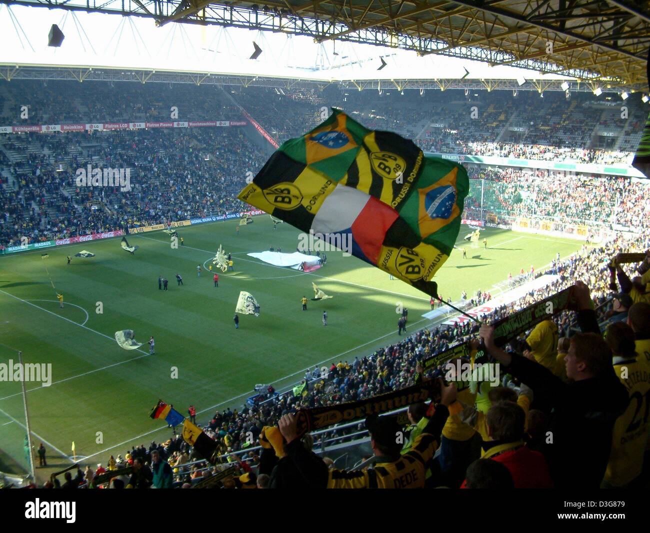 (dpa) - Cheering crowds of fans and supporters, one who waves Dormund's ...