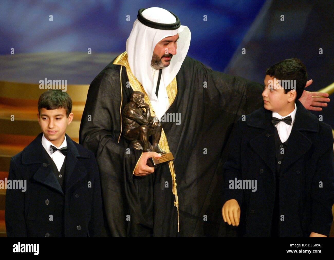 (dpa) - Kuweiti doctor Ahmed Al-Shatti (C) gestures as he received the ...