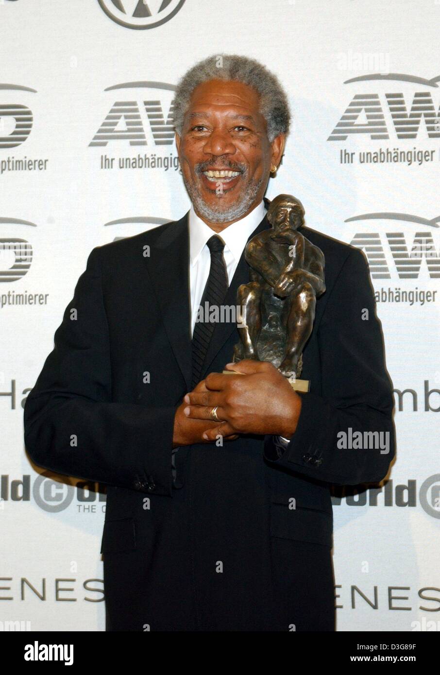 (dpa) - US actor Morgan Freeman poses with his trophy after the World ...