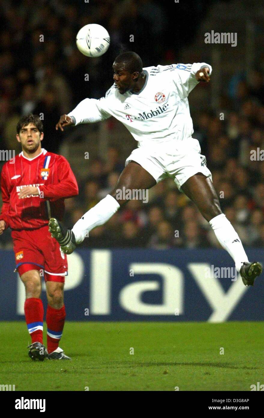 (dpa) - Bayern's defender Samuel Kuffour (R) from Ghana plays a header ...