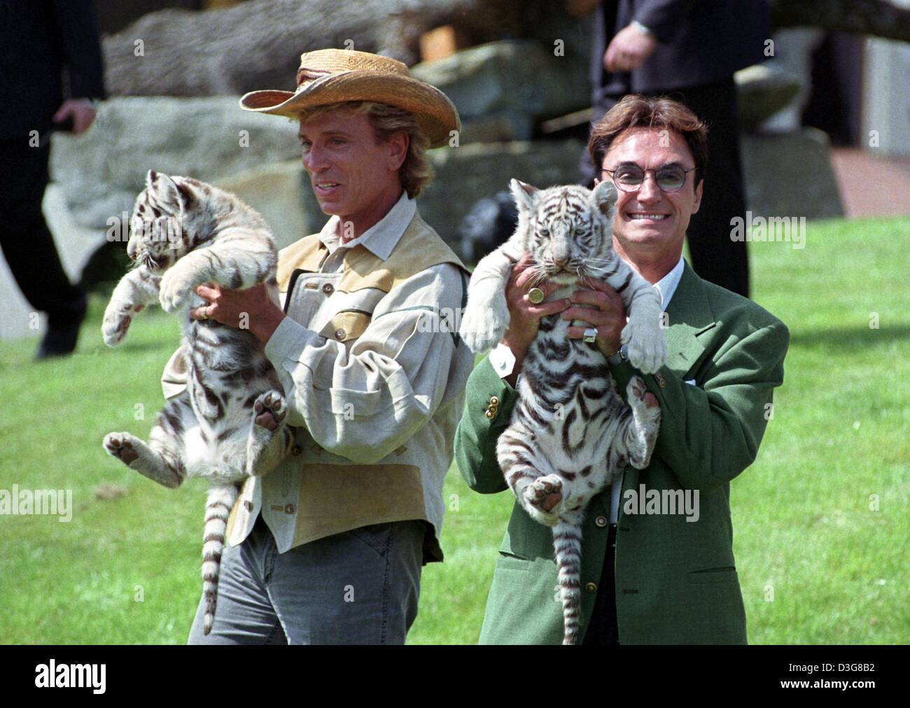 Siegfried and roy and tiger hi-res stock photography and images - Alamy
