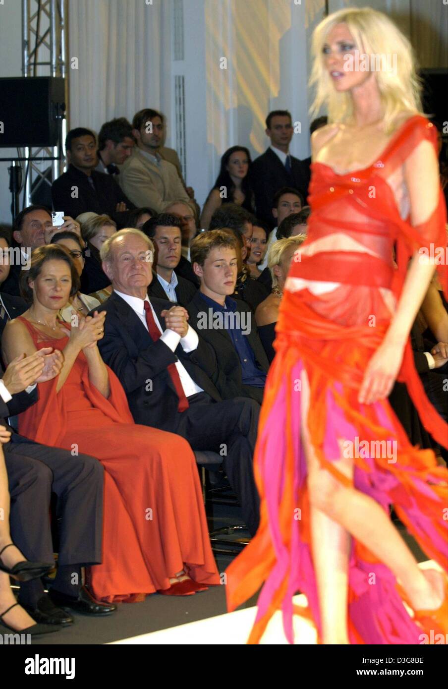 (dpa) - German President Johannes Rau (C, first row) sits between First ...