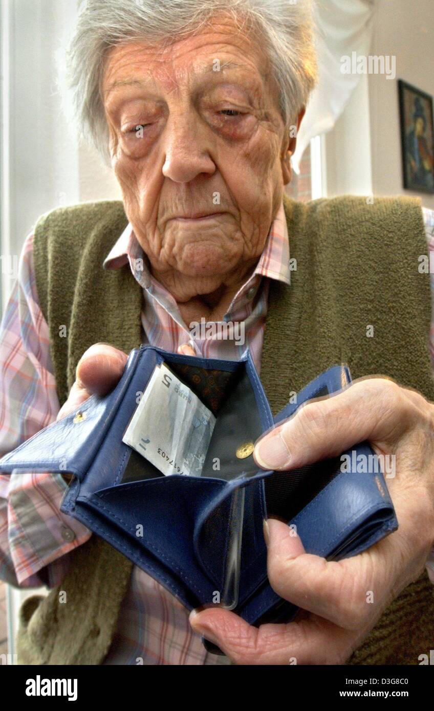 (dpa) - 93-year-old Lisbeth Bethke presents her open wallet which is ...