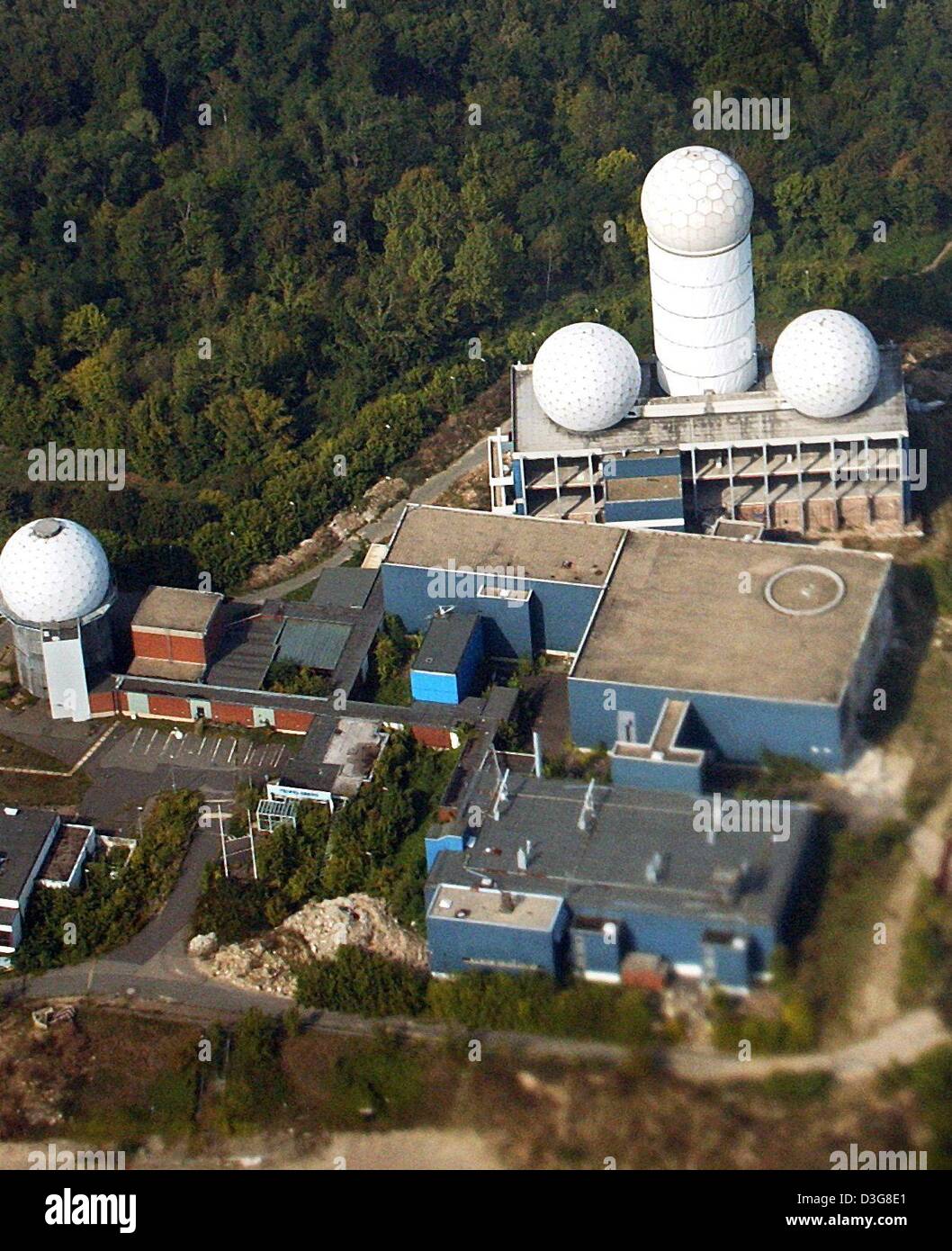 (dpa) - A view of the former US army field station on the Teufelsberg ...