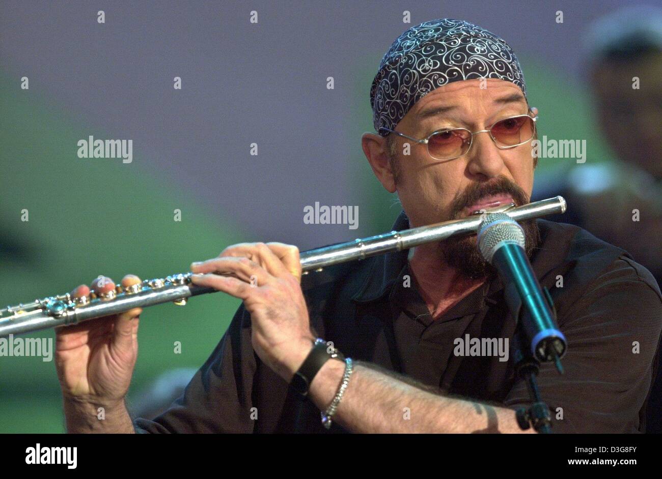 Ian anderson transverse flute hi-res stock photography and images - Alamy
