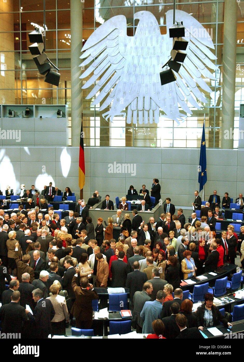 (dpa) - Members of the German parliament, the Bundestag, gather at the ...
