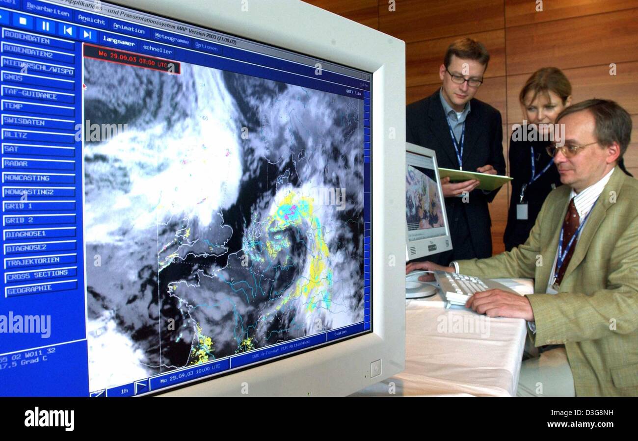 (dpa) - Employees of the German weather forecast DWD show the ...