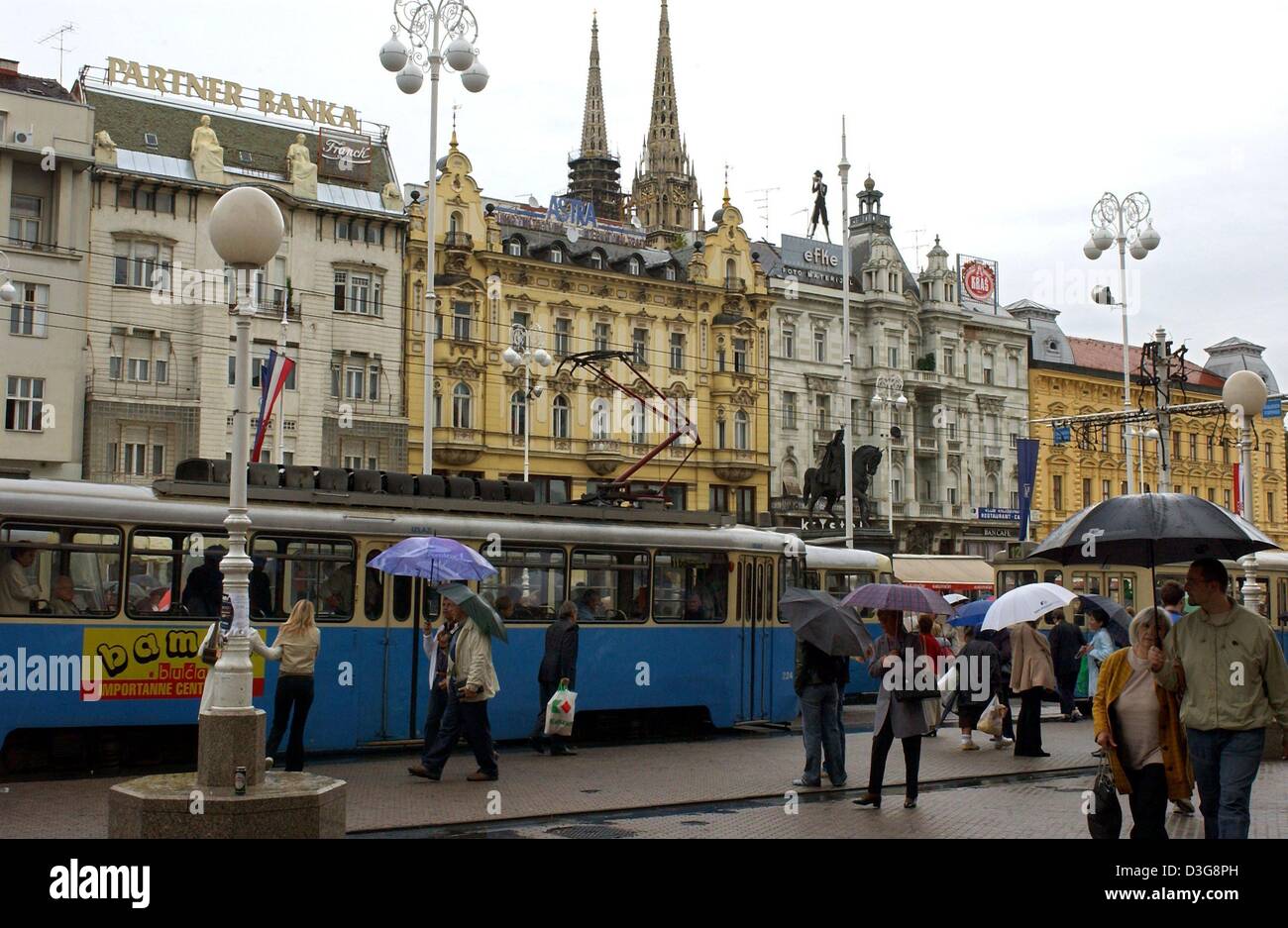 Human interest hum lifestyle leisure lif geography stop streetcar cable ...