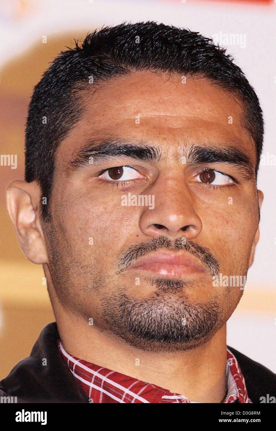 (dpa) - Mexican light-heavyweight boxer Julio Cesar Gonzalez pictured ...