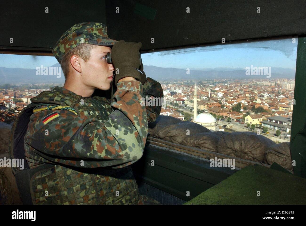 (dpa) - A German soldier of the international peacekeeping force KFOR ...