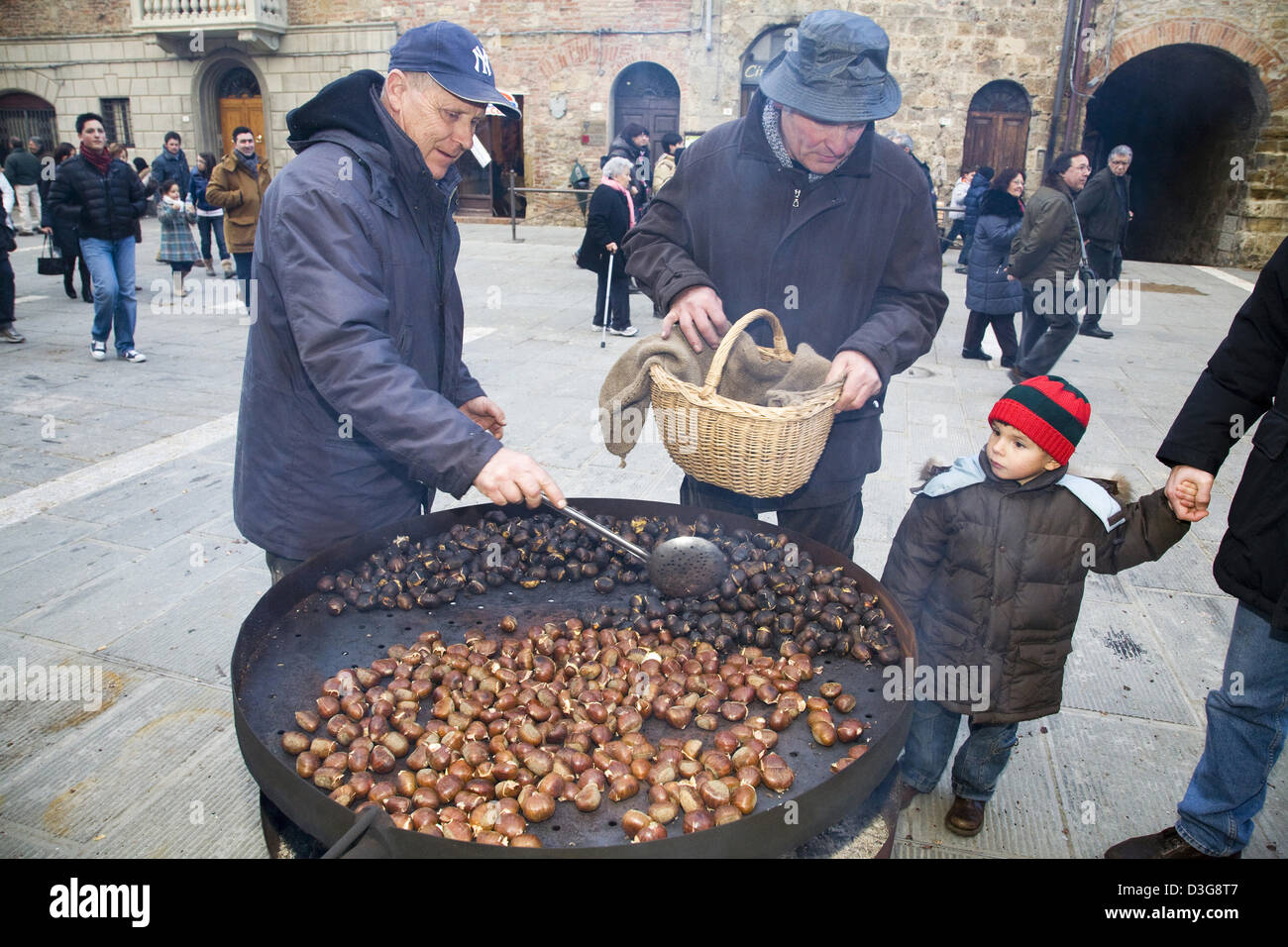 europe, italy, tuscany, casole d' elsa, roast chestnuts seller Stock ...