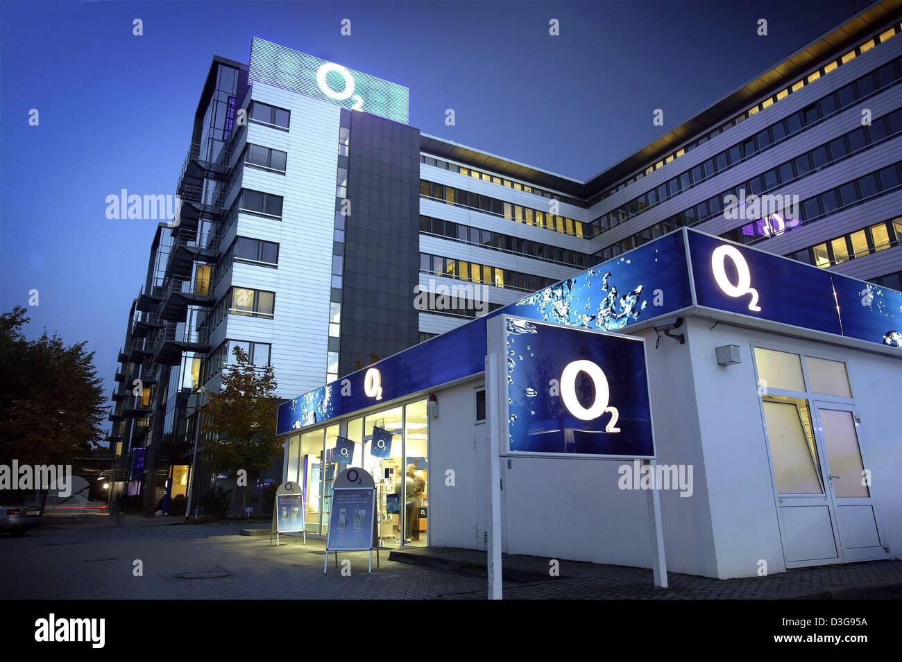 (dpa) - The photo shows the office of Germany's smallest mobile network ...