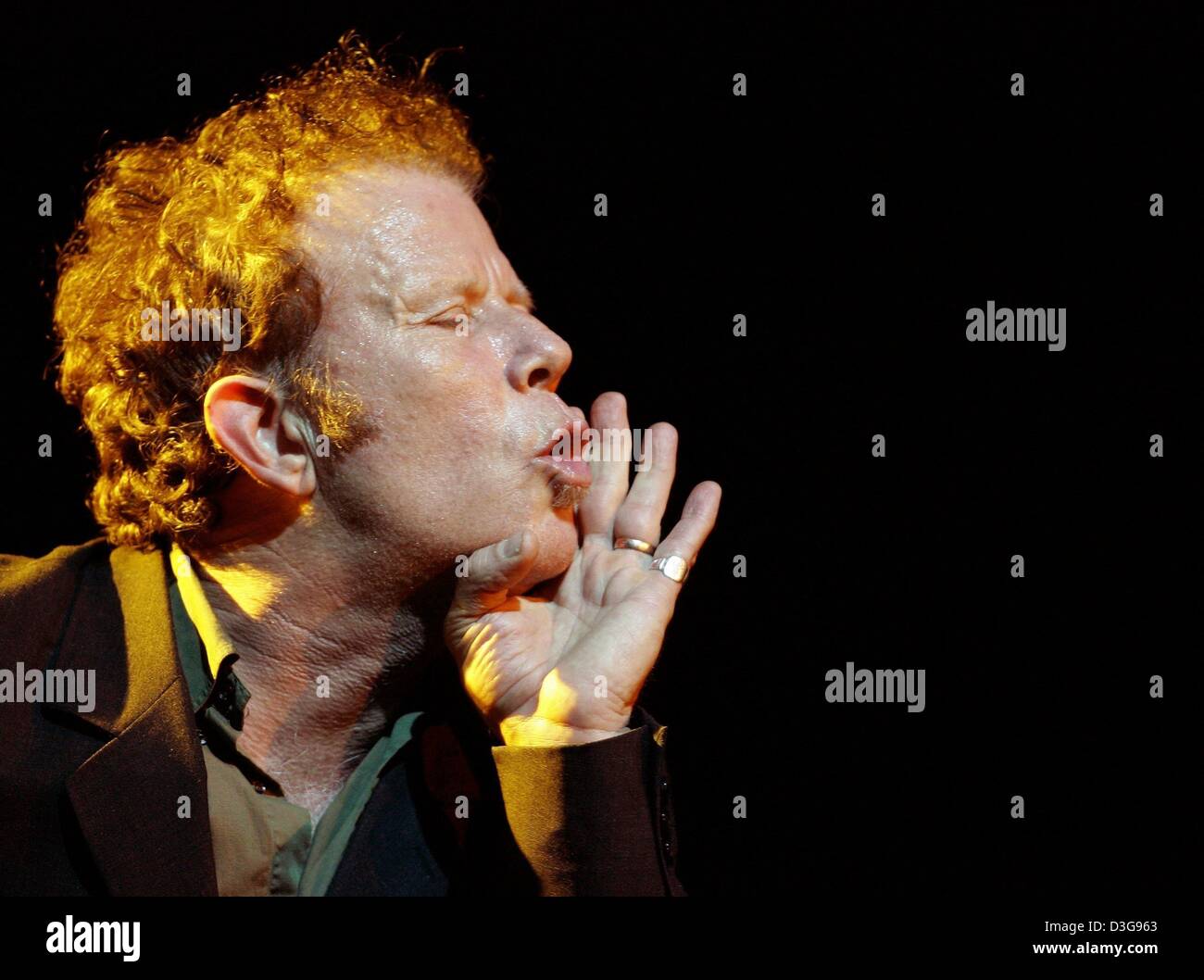 15 sold out concerts hi-res stock photography and images - Alamy