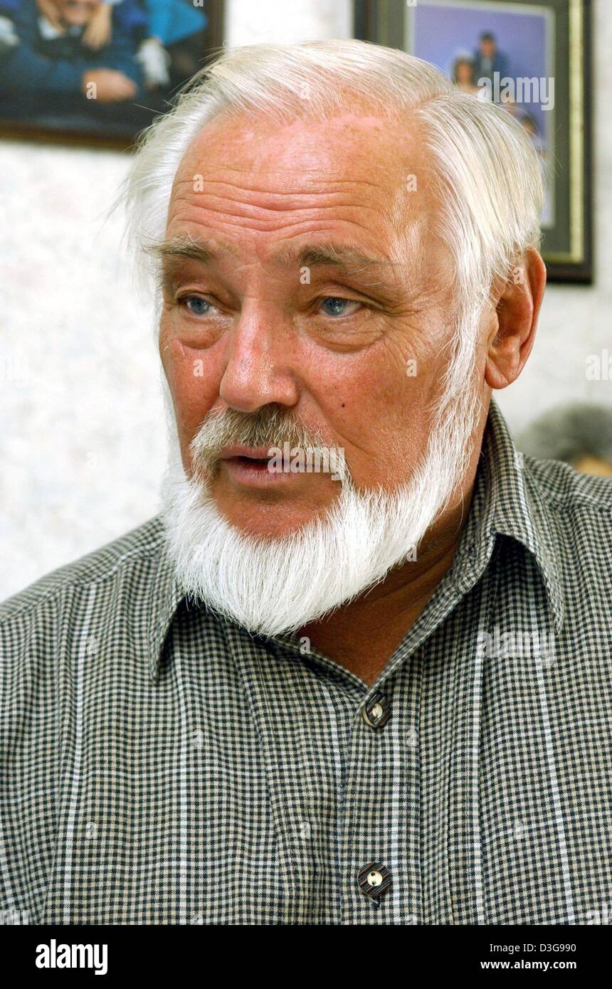 (dpa files) - Helmut Simon smiles at his appartment in Nuremberg ...
