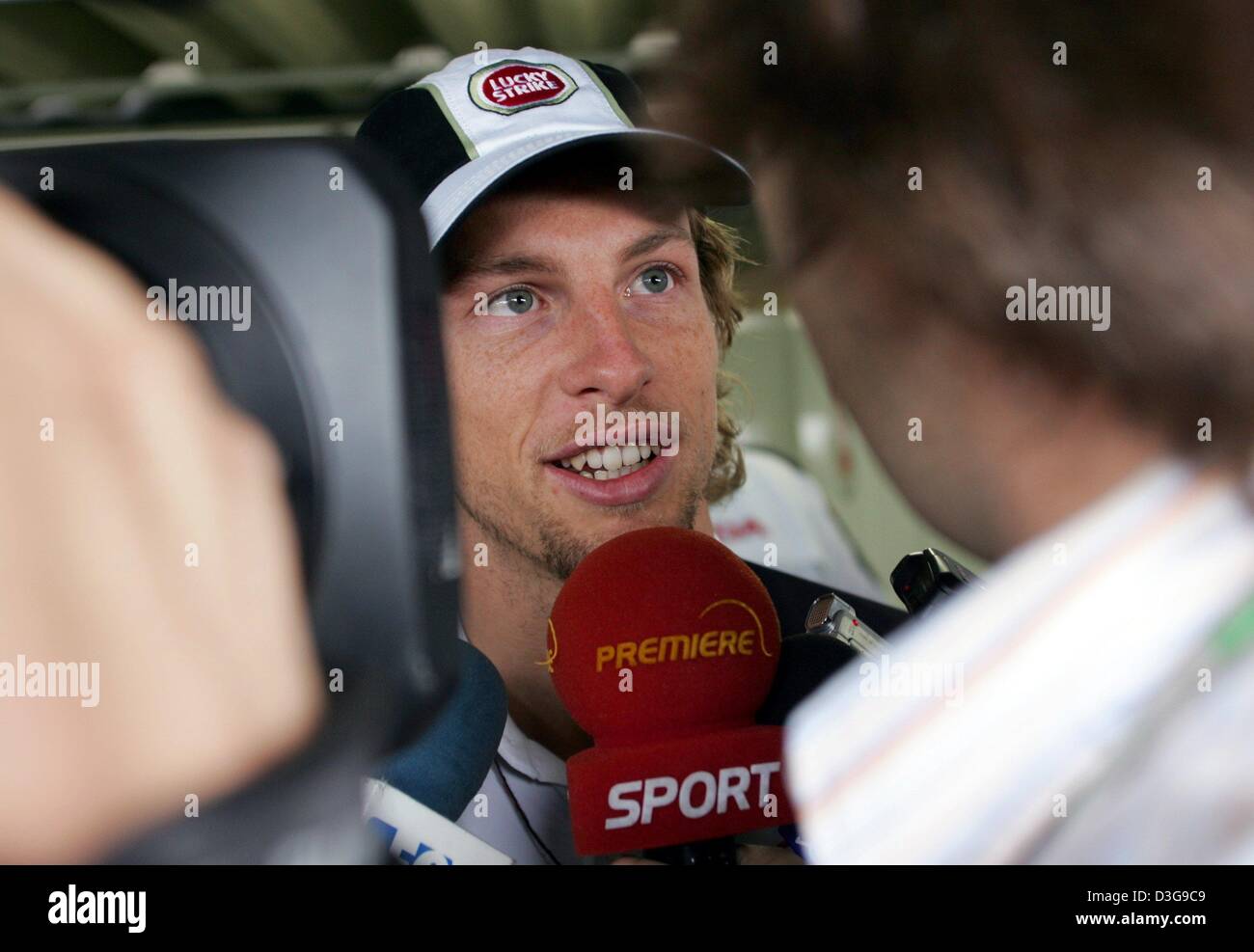 (dpa) - British formula one driver Jenson Button (BAR-Honda) gives ...